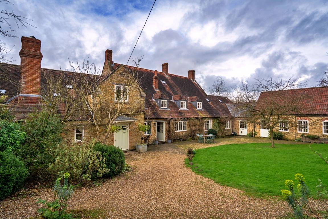 250 M² House ∙ 8 Bedrooms ∙ 16 Guests - Bruton