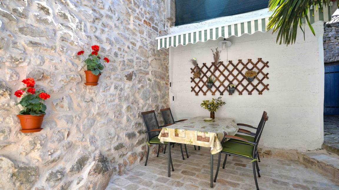 77 M² Huis ∙ 2 Slaapkamers ∙ 5 Gasten - Pirovac