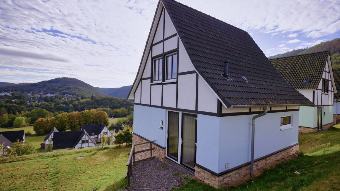 115 M² Ferienwohnung ∙ 4 Schlafzimmer ∙ 8 Gäste - Nationalpark Eifel