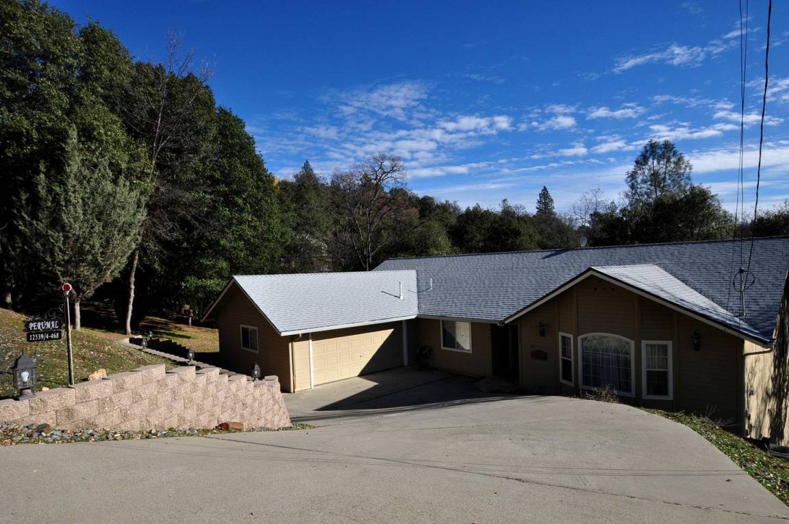 Villa ∙ 4 Bedrooms ∙ 12 Guests - Groveland, CA
