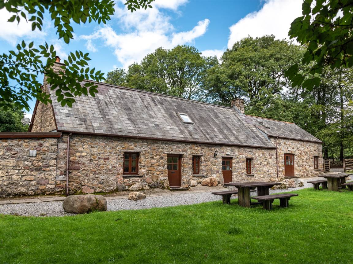 Cottage ∙ 8 Bedrooms ∙ 20 Guests - Wales