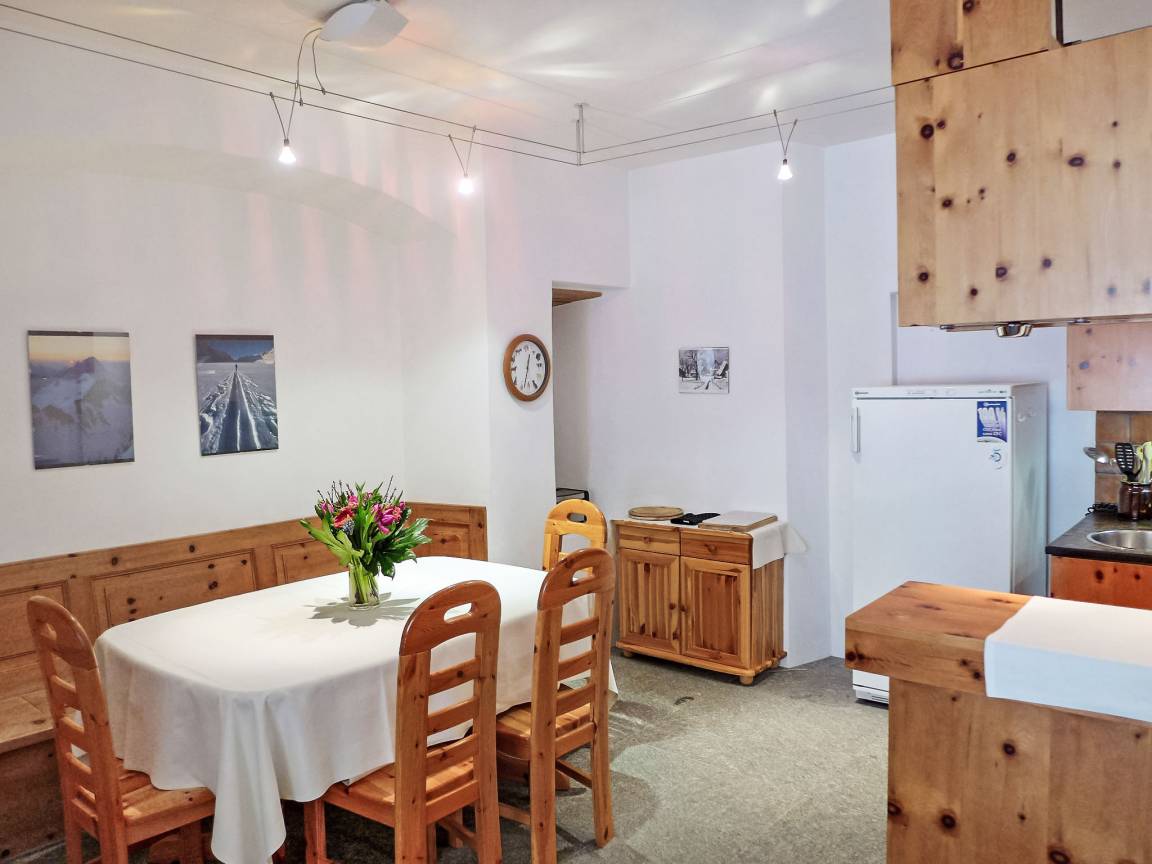 80 M² Ferienwohnung ∙ 2 Schlafzimmer ∙ 4 Gäste - Unterengadin