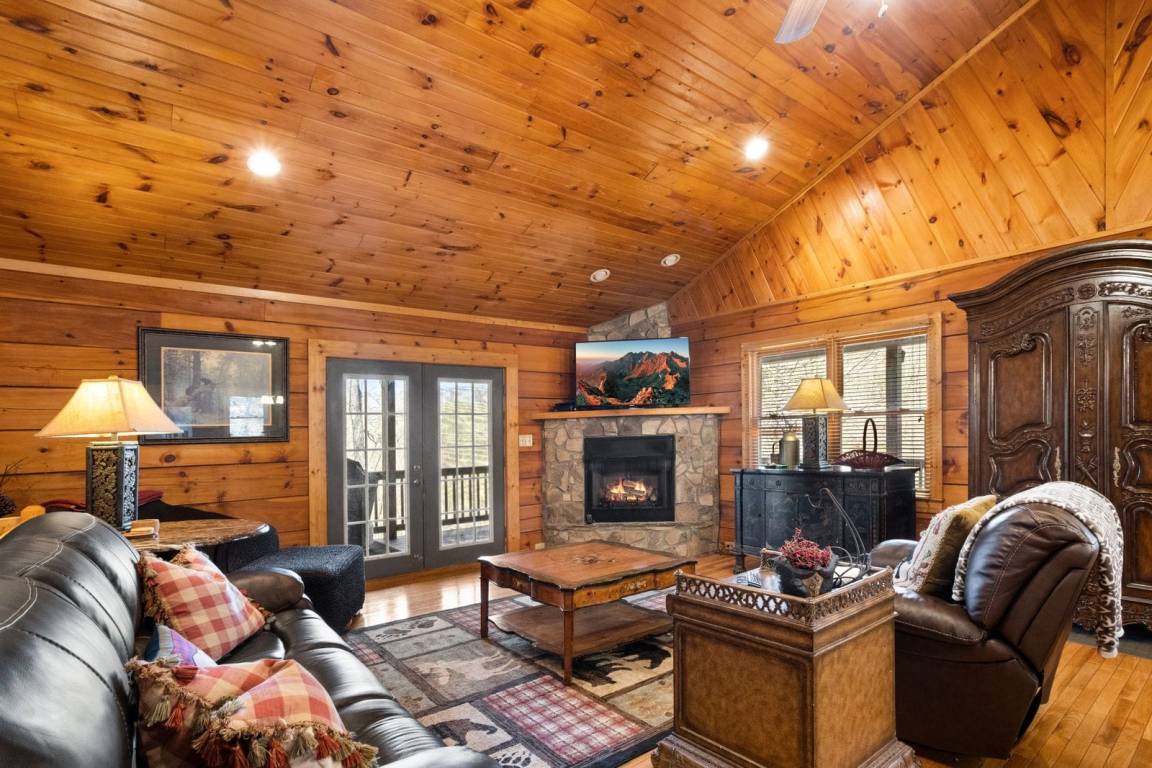214 M² Cabin ∙ 3 Bedrooms ∙ 10 Guests - Boone, NC