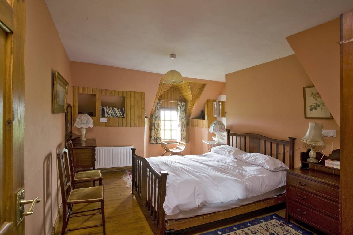 280 M² House ∙ 4 Bedrooms ∙ 8 Guests - Falkirk