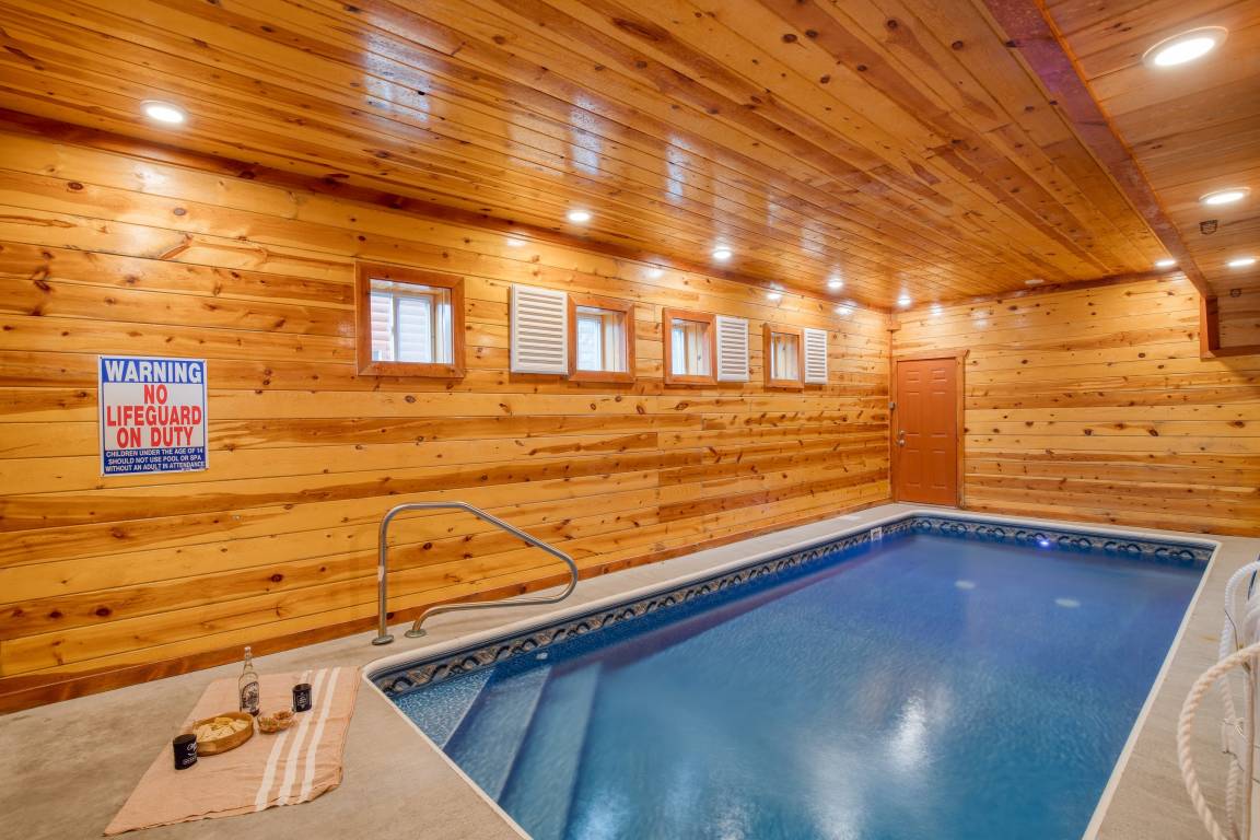 451 M² House ∙ 8 Bedrooms ∙ 28 Guests - Pigeon Forge, TN