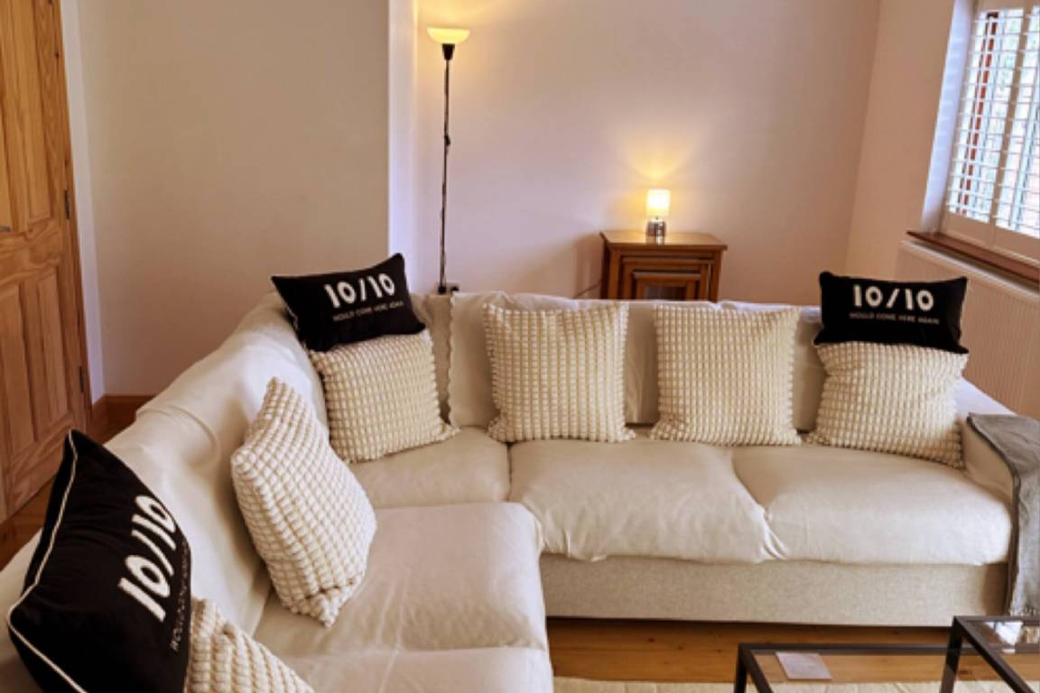 300 M² House ∙ 4 Bedrooms ∙ 9 Guests - Redhill