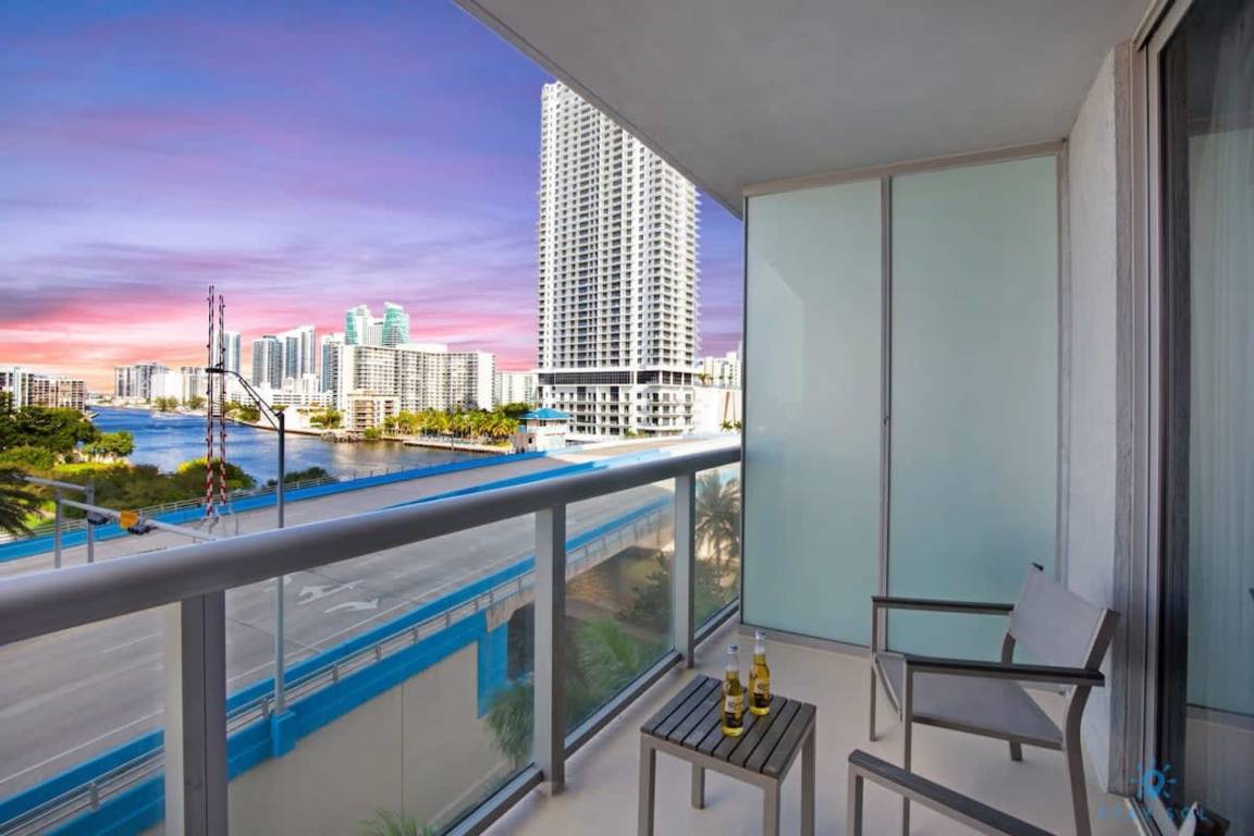 Apartment ∙ 2 Bedrooms ∙ 6 Guests - Hallandale Beach, FL