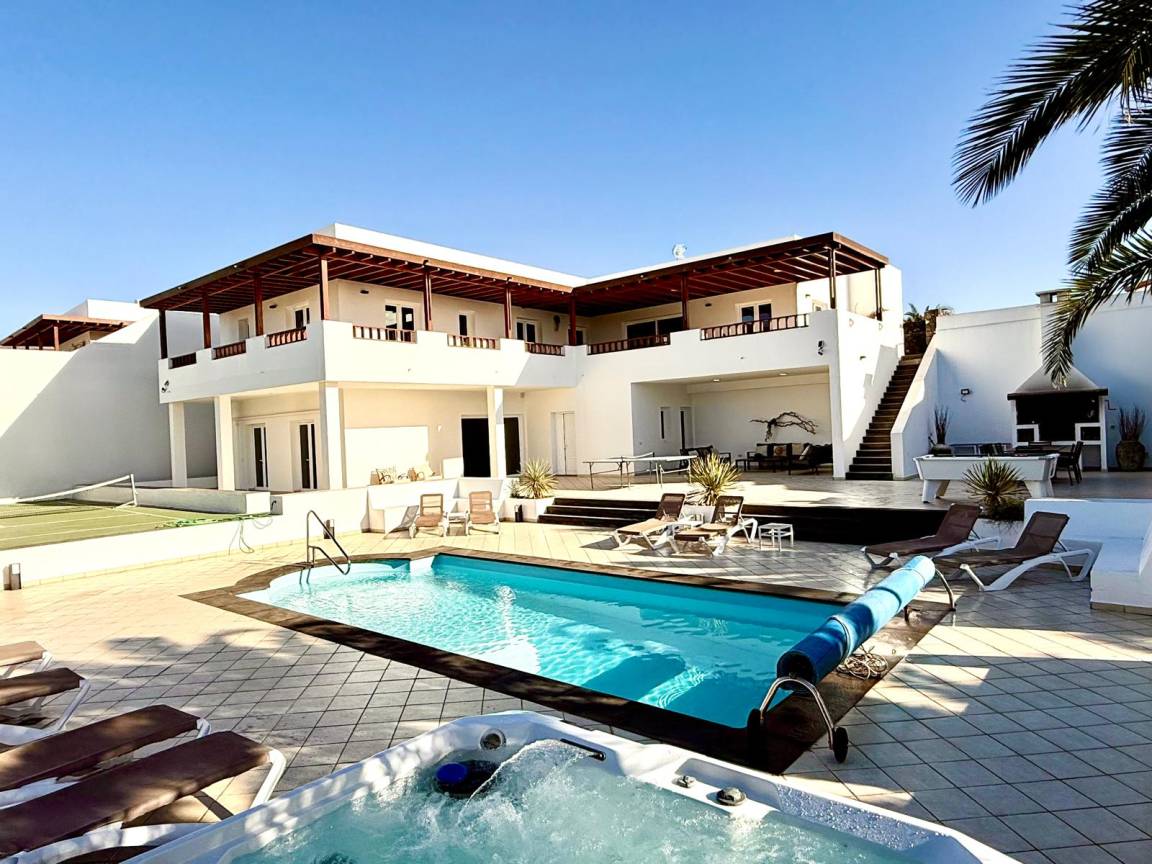 330 M² Villa ∙ 6 Bedrooms ∙ 12 Guests - Puerto del Carmen