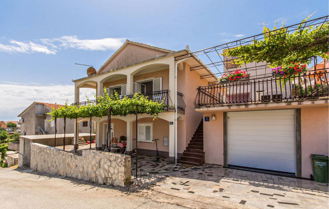 77 M² Apartment ∙ 2 Bedrooms ∙ 6 Guests - Okrug Gornji