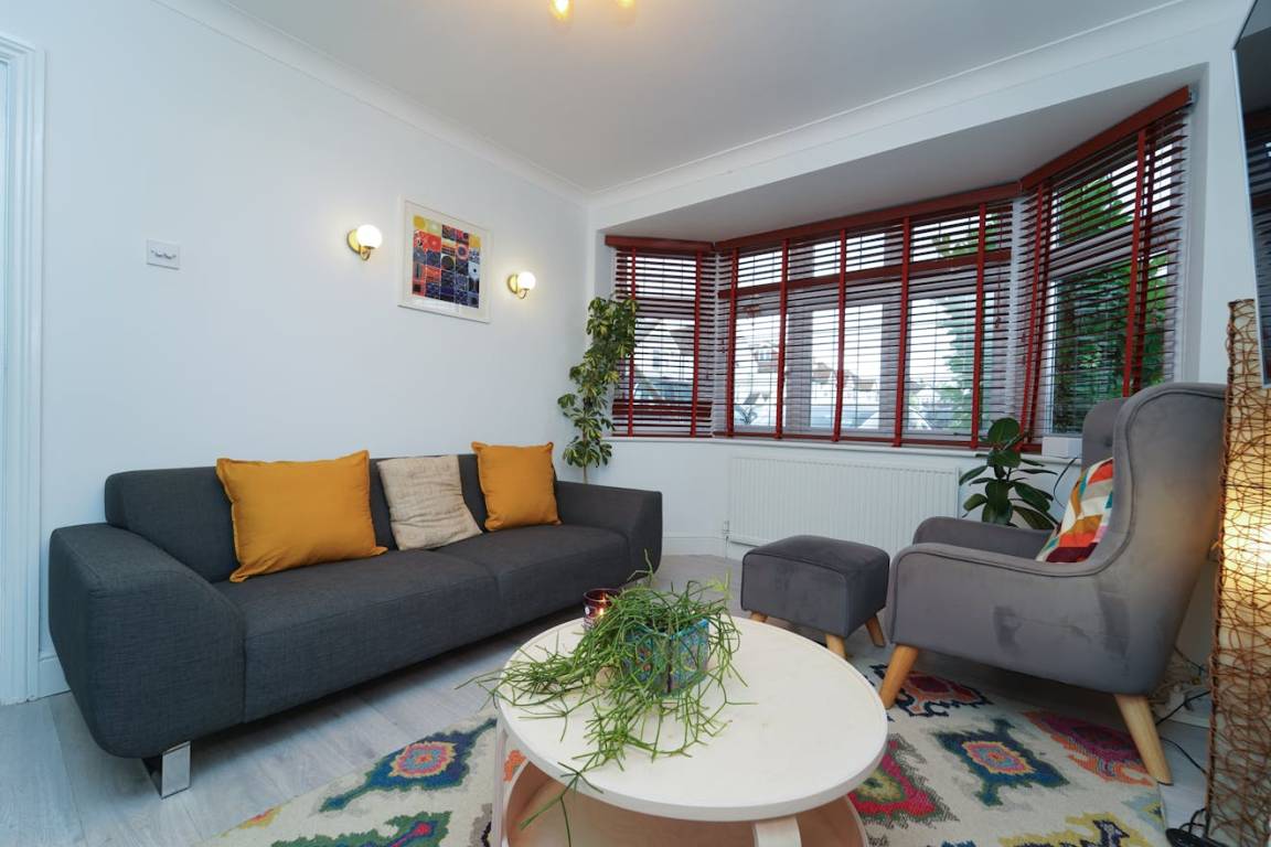 94 M² House ∙ 3 Bedrooms ∙ 6 Guests - Epsom