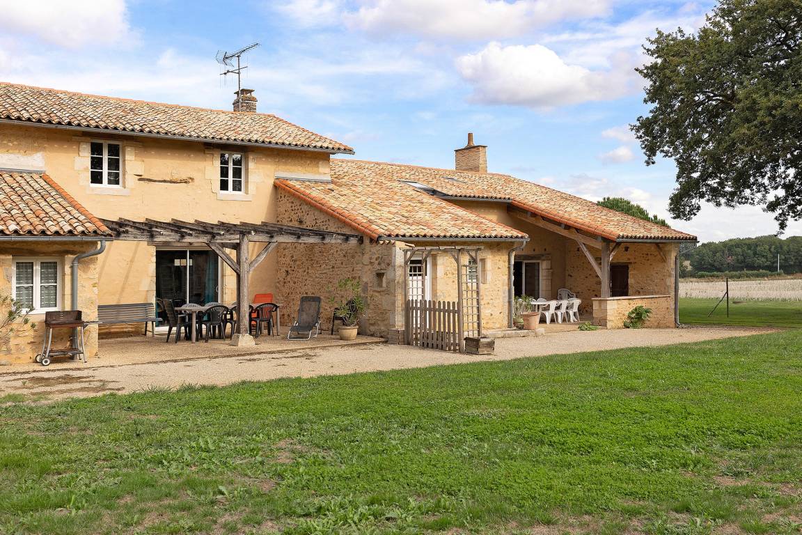 270 M² Casa Rural ∙ 6 Habitaciones ∙ 16 Huéspedes - Lusignan