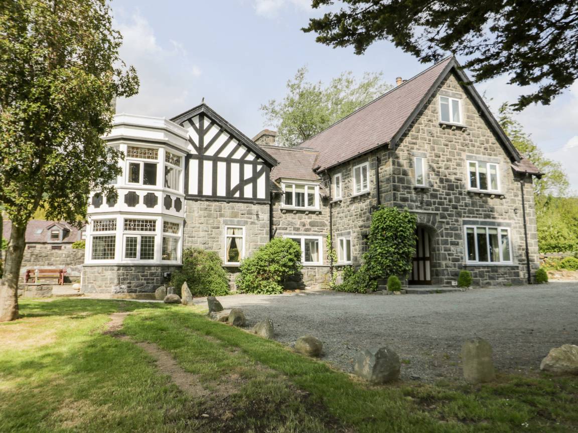 Cottage ∙ 9 Bedrooms ∙ 20 Guests - Conwy