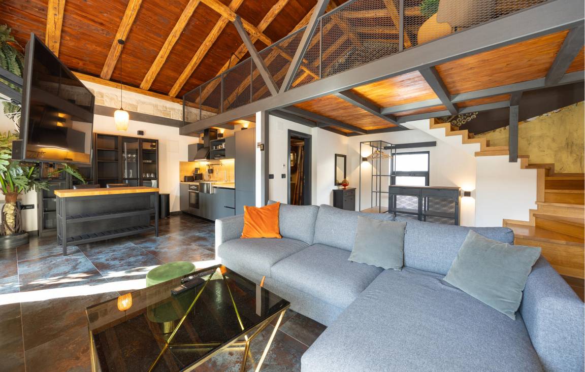 164 M² House ∙ 1 Bedroom ∙ 8 Guests - Split