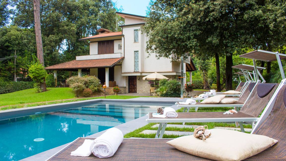265 M² Villa ∙ 5 Bedrooms ∙ 9 Guests - Forte dei Marmi