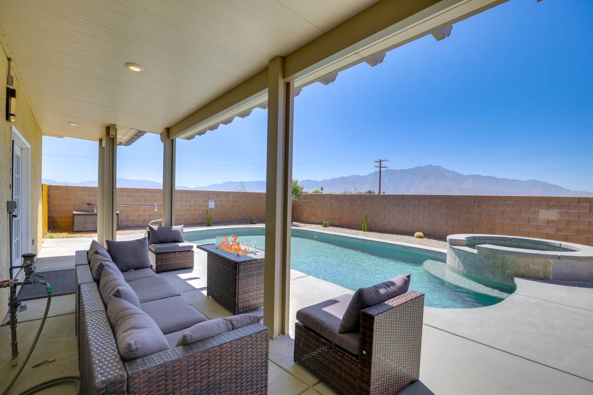 247 M² House ∙ 4 Bedrooms ∙ 10 Guests - Desert Hot Springs, CA