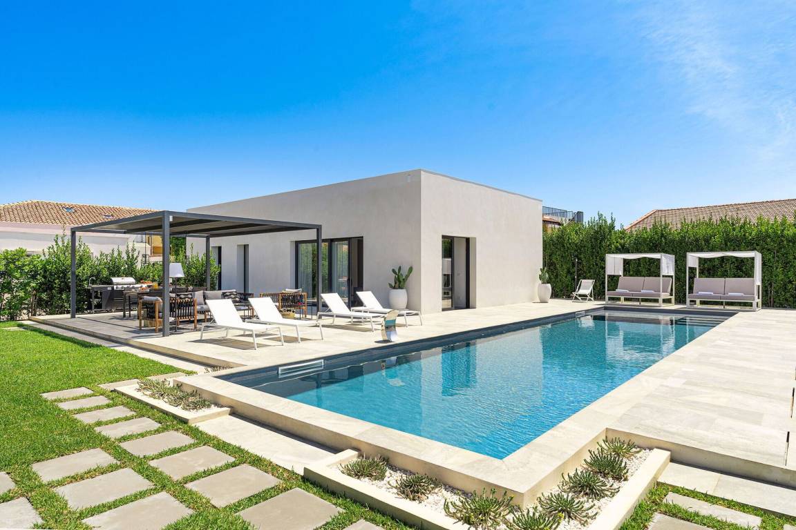 240 M² Villa ∙ 6 Bedrooms ∙ 12 Guests - Syracuse
