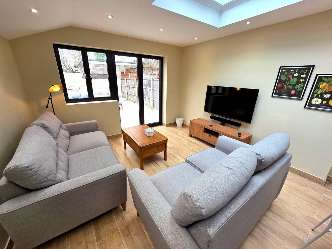 12 M² Apartamento ∙ 5 Quartos ∙ 8 Hóspedes - Chingford
