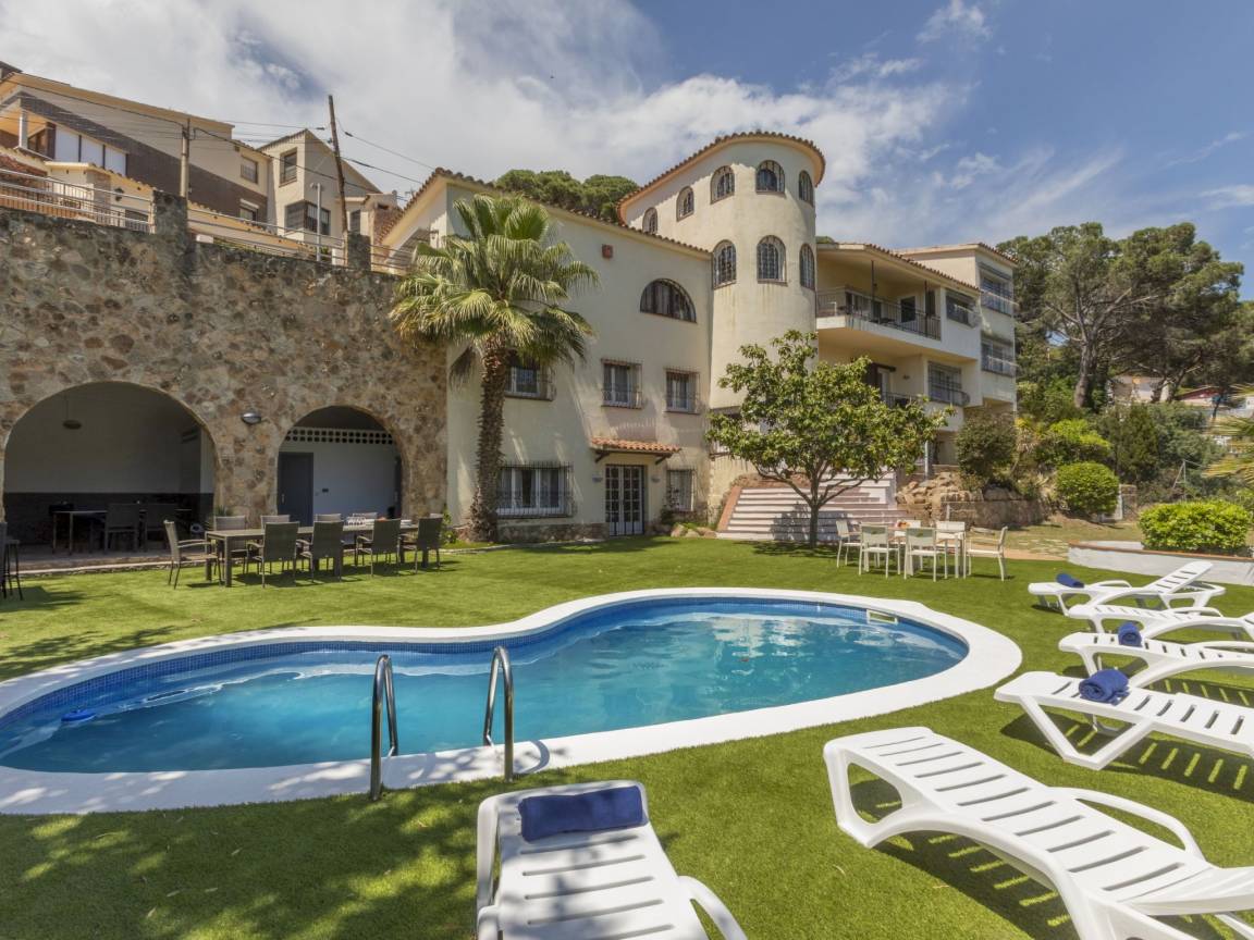 270 M² Ferienhaus ∙ 8 Schlafzimmer ∙ 16 Gäste - Lloret de Mar