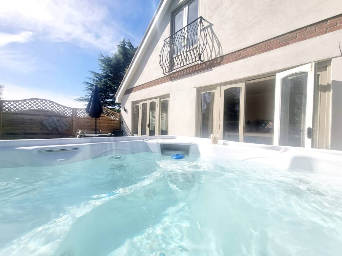 80 M² House ∙ 2 Bedrooms ∙ 4 Guests - Wroxham