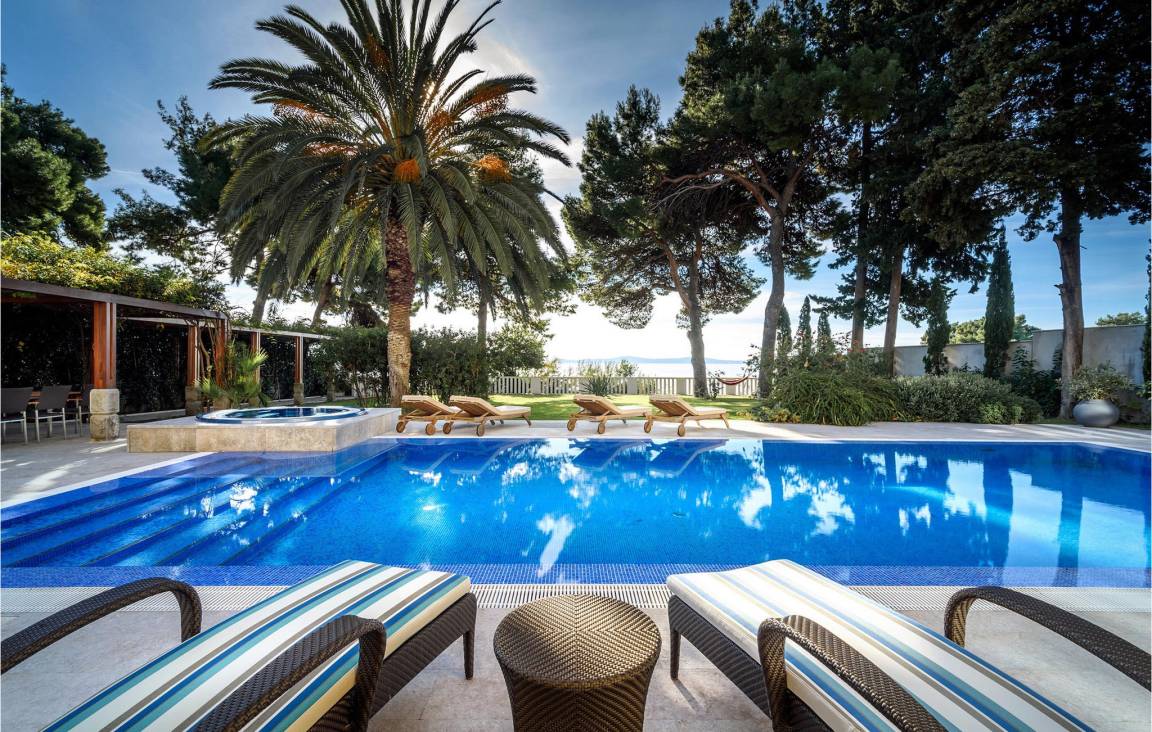 550 M² House ∙ 5 Bedrooms ∙ 10 Guests - Split