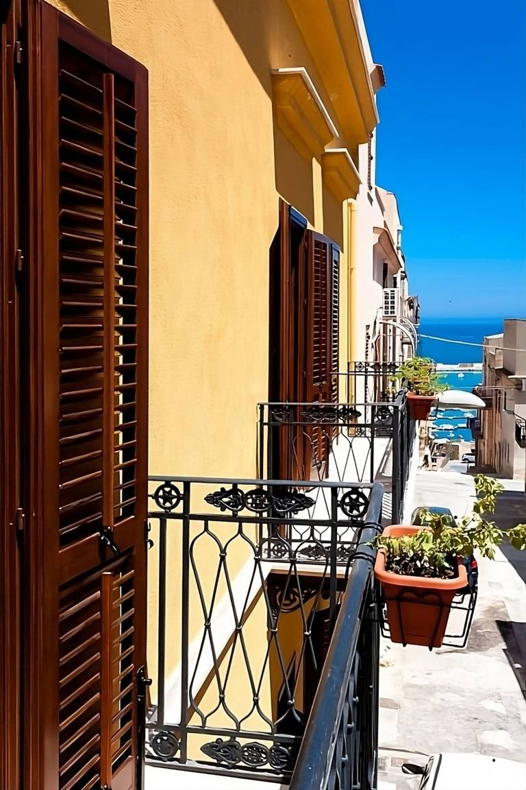 39 M² House ∙ 6 Bedrooms ∙ 24 Guests - Castellammare del Golfo