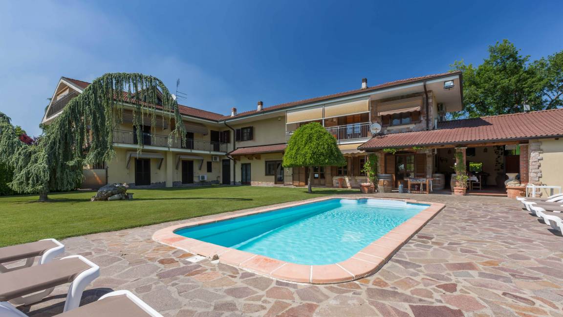 350 M² Villa ∙ 5 Bedrooms ∙ 10 Guests - Alessandria