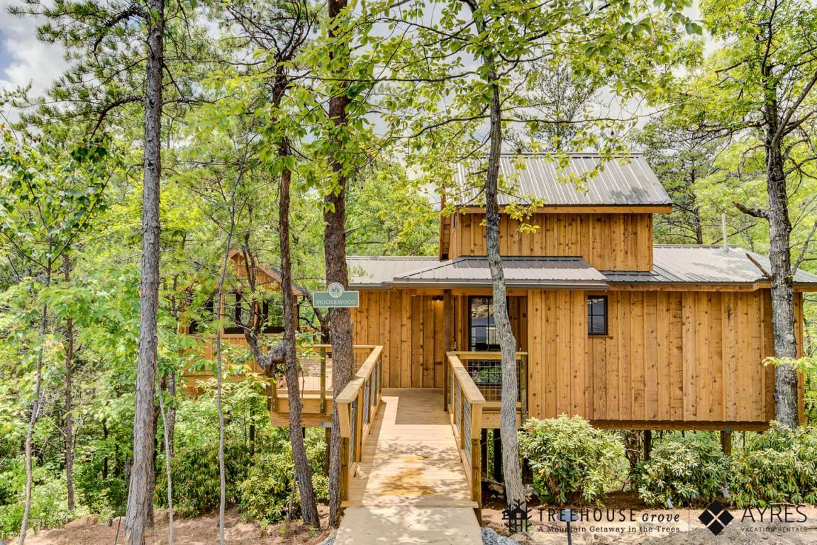 Camping ∙ 3 Bedrooms ∙ 8 Guests - Gatlinburg, TN