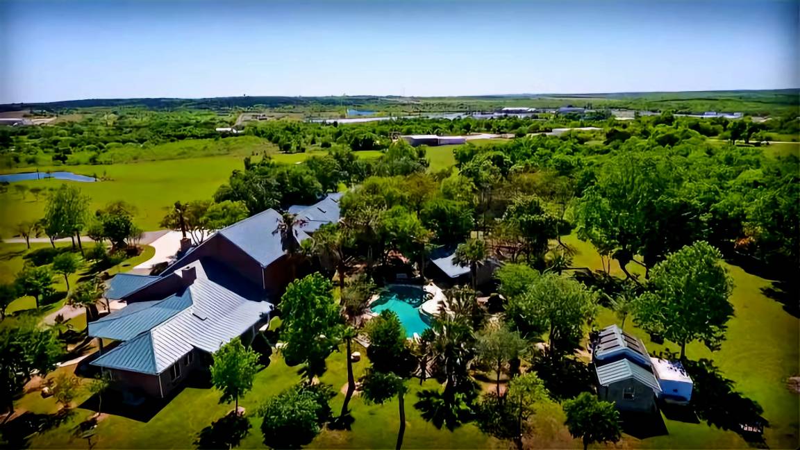 836 M² House ∙ 6 Bedrooms ∙ 24 Guests - New Braunfels, TX