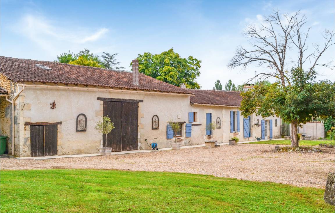 150 M² House ∙ 3 Bedrooms ∙ 6 Guests - Aubeterre-sur-Dronne