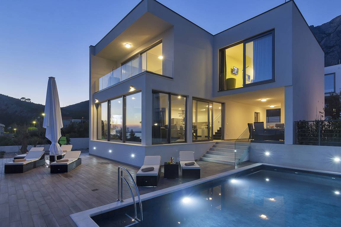 200 M² Villa ∙ 3 Bedrooms ∙ 6 Guests - Makarska