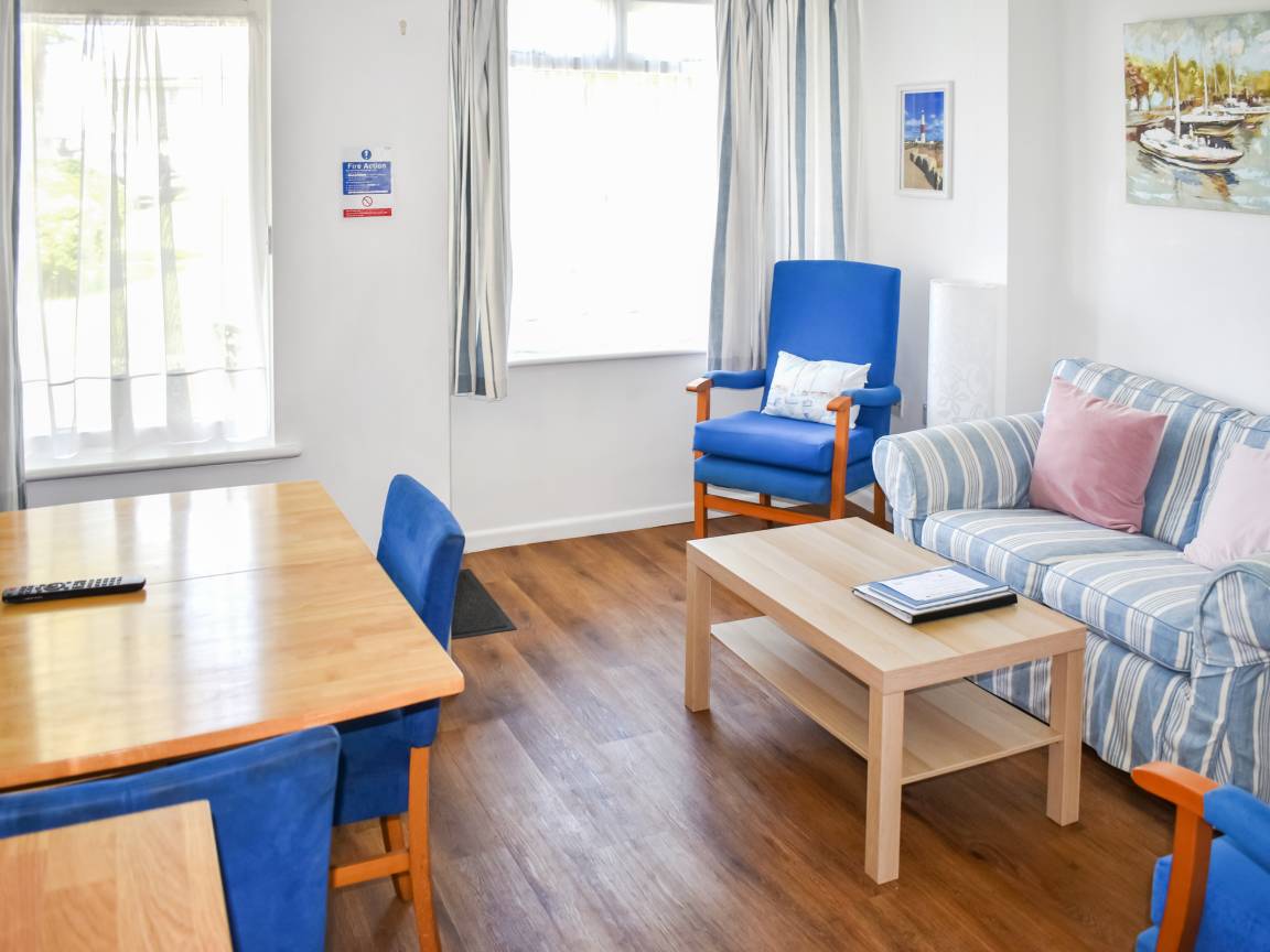 Cottage ∙ 2 Bedrooms ∙ 4 Guests - Burton Bradstock