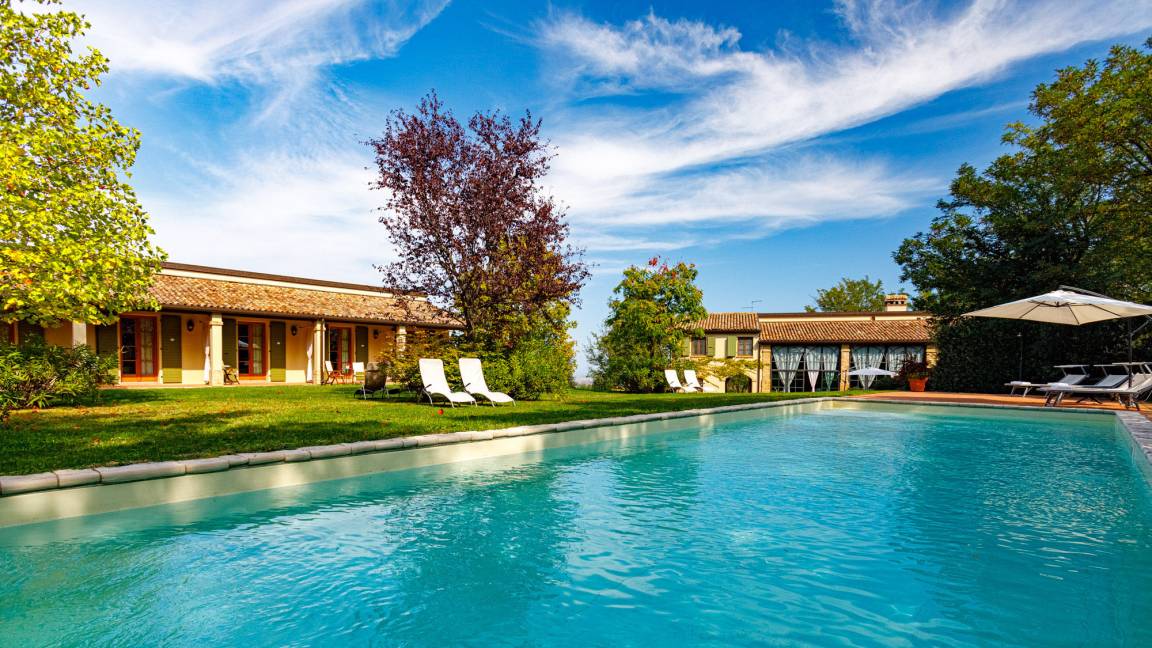 750 M² Villa ∙ 5 Bedrooms ∙ 10 Guests - Cesena
