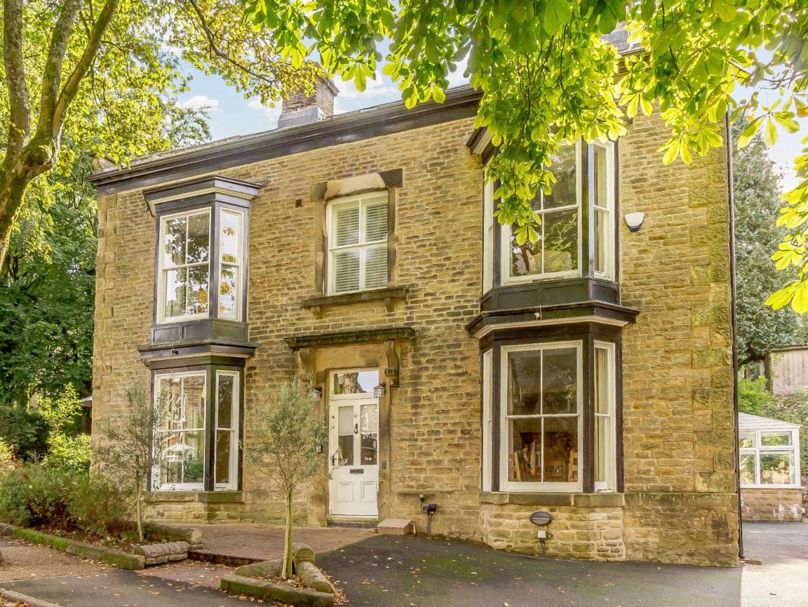 Cottage ∙ 9 Bedrooms ∙ 18 Guests - Derbyshire