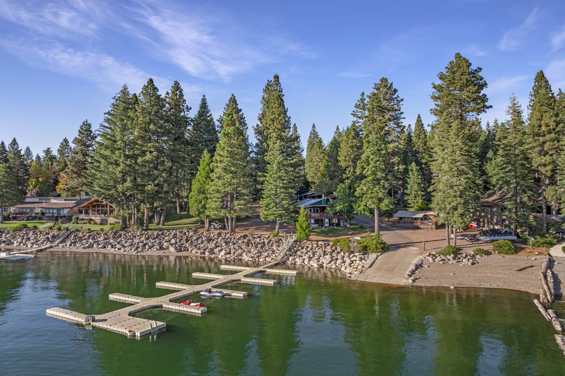 184 M² Cabin ∙ 4 Bedrooms ∙ 11 Guests - Lake Almanor, CA