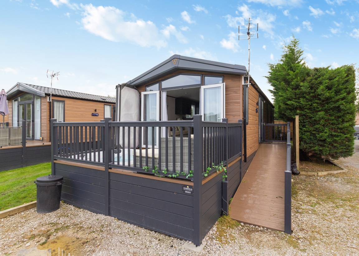 Chalet ∙ 2 Bedrooms ∙ 6 Guests - Rudyard Lake