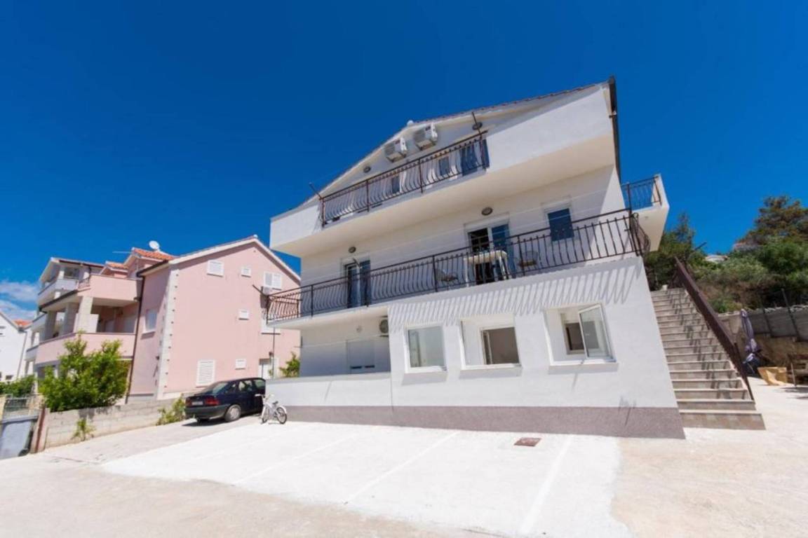 70 M² Ferienwohnung ∙ 2 Schlafzimmer ∙ 6 Gäste - Trogir