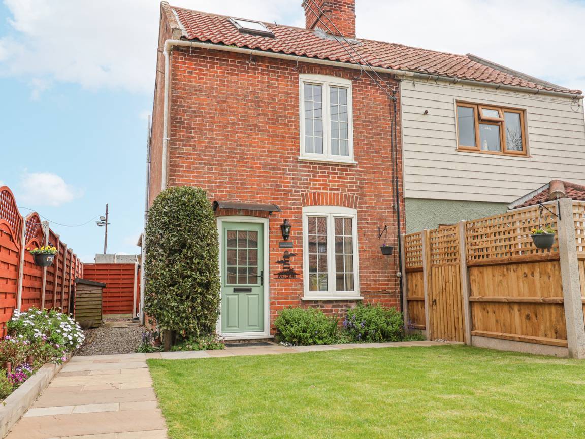 Cottage ∙ 2 Bedrooms ∙ 4 Guests - Beccles