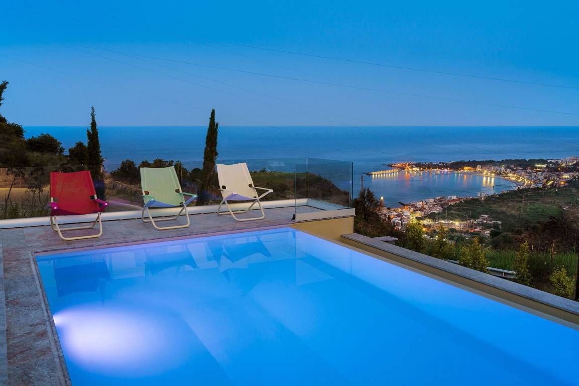 240 M² Villa ∙ 6 Bedrooms ∙ 12 Guests - Naxos