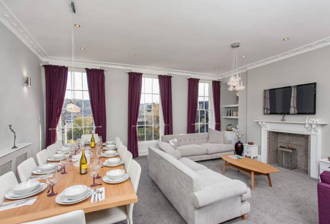 Cottage ∙ 6 Bedrooms ∙ 13 Guests - Bath