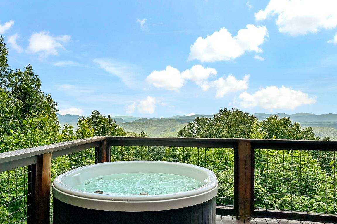 151 M² Cabin ∙ 3 Bedrooms ∙ 6 Guests - Lake James, NC