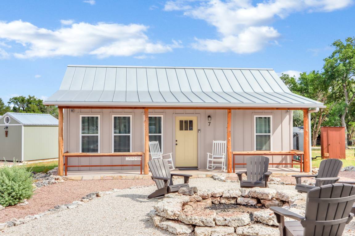 57 M² Cabin ∙ 2 Bedrooms ∙ 5 Guests - Driftwood, TX