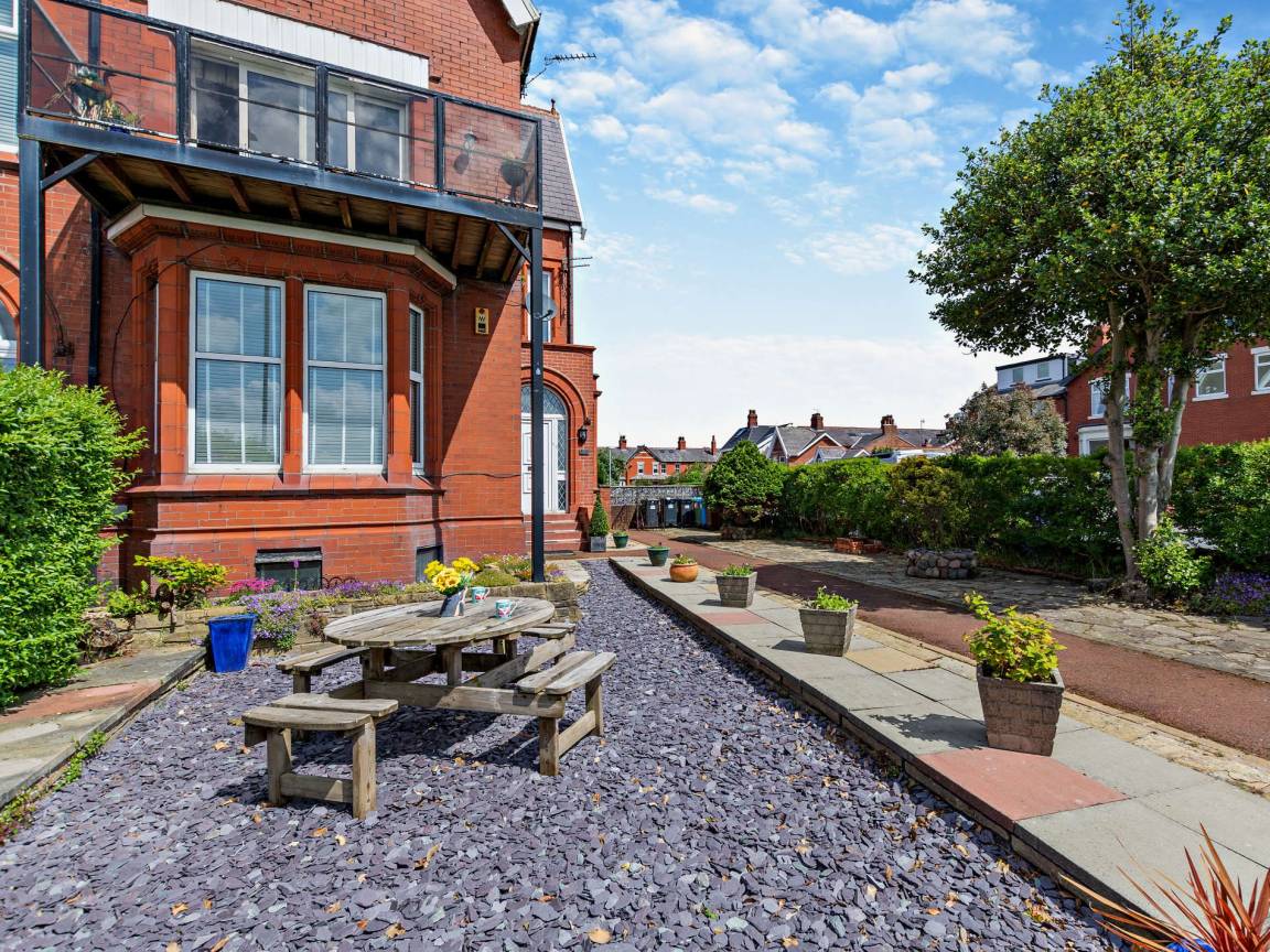 Cottage ∙ 2 Bedrooms ∙ 4 Guests - Lytham St Annes