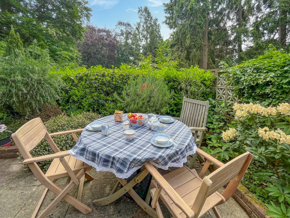 Cottage ∙ 2 Bedrooms ∙ 3 Guests - Epsom
