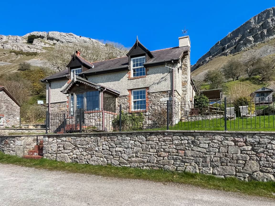Cottage ∙ 4 Bedrooms ∙ 8 Guests - Llangollen