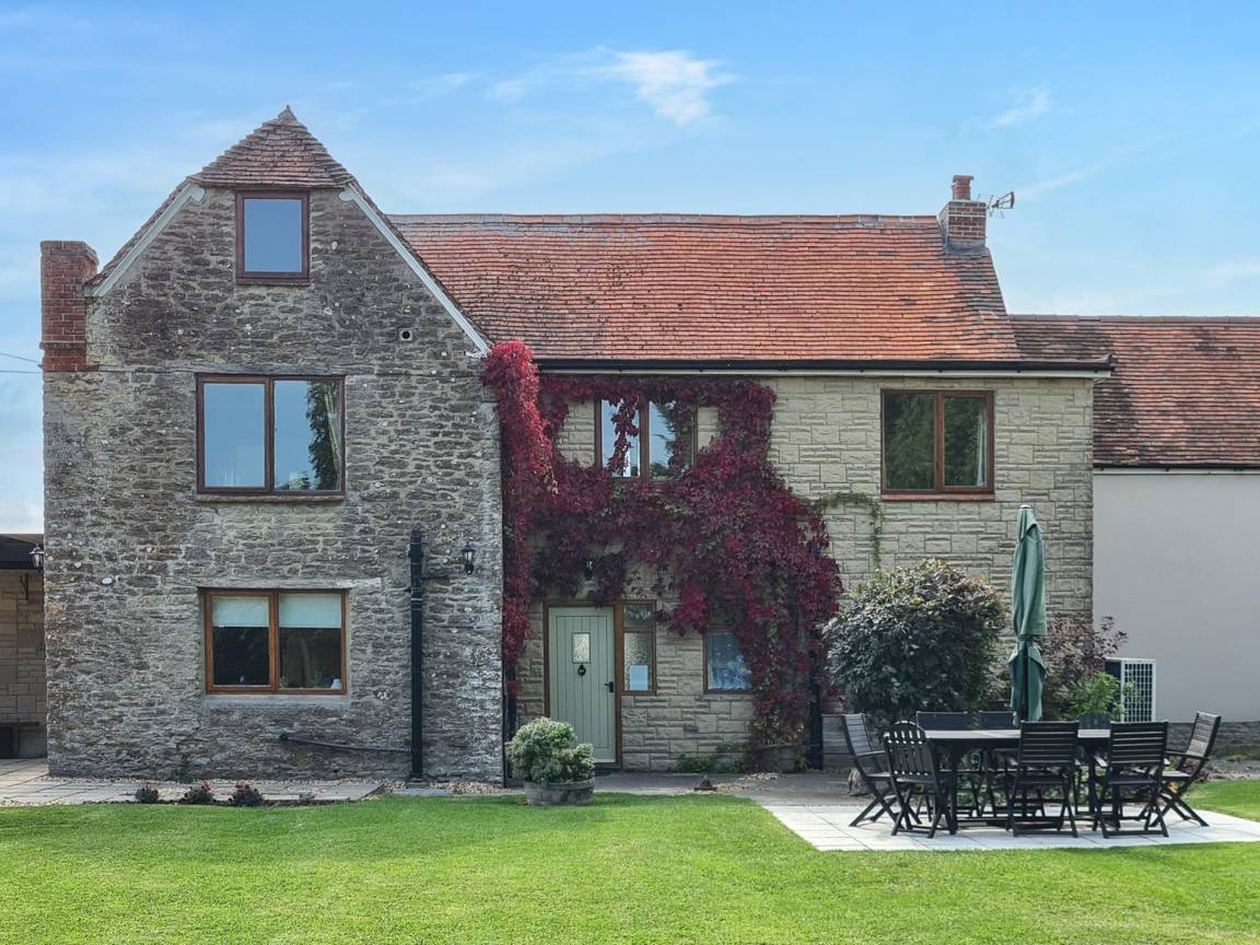 Cottage ∙ 4 Bedrooms ∙ 8 Guests - Wiltshire