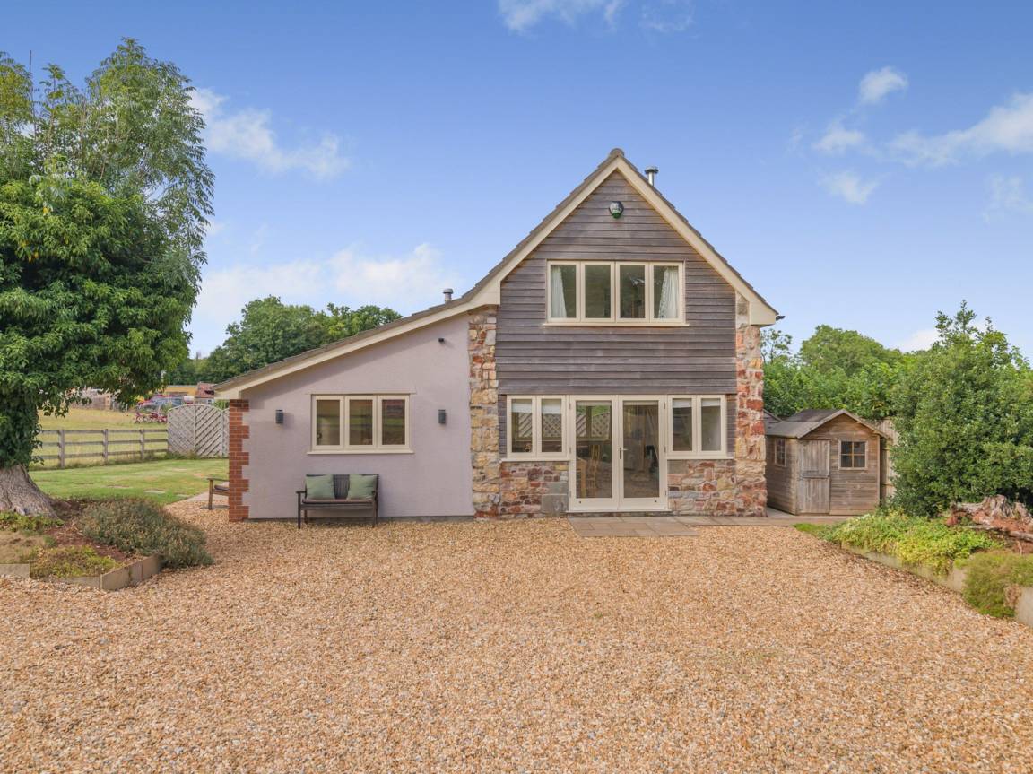 Cottage ∙ 2 Bedrooms ∙ 4 Guests - Bristol