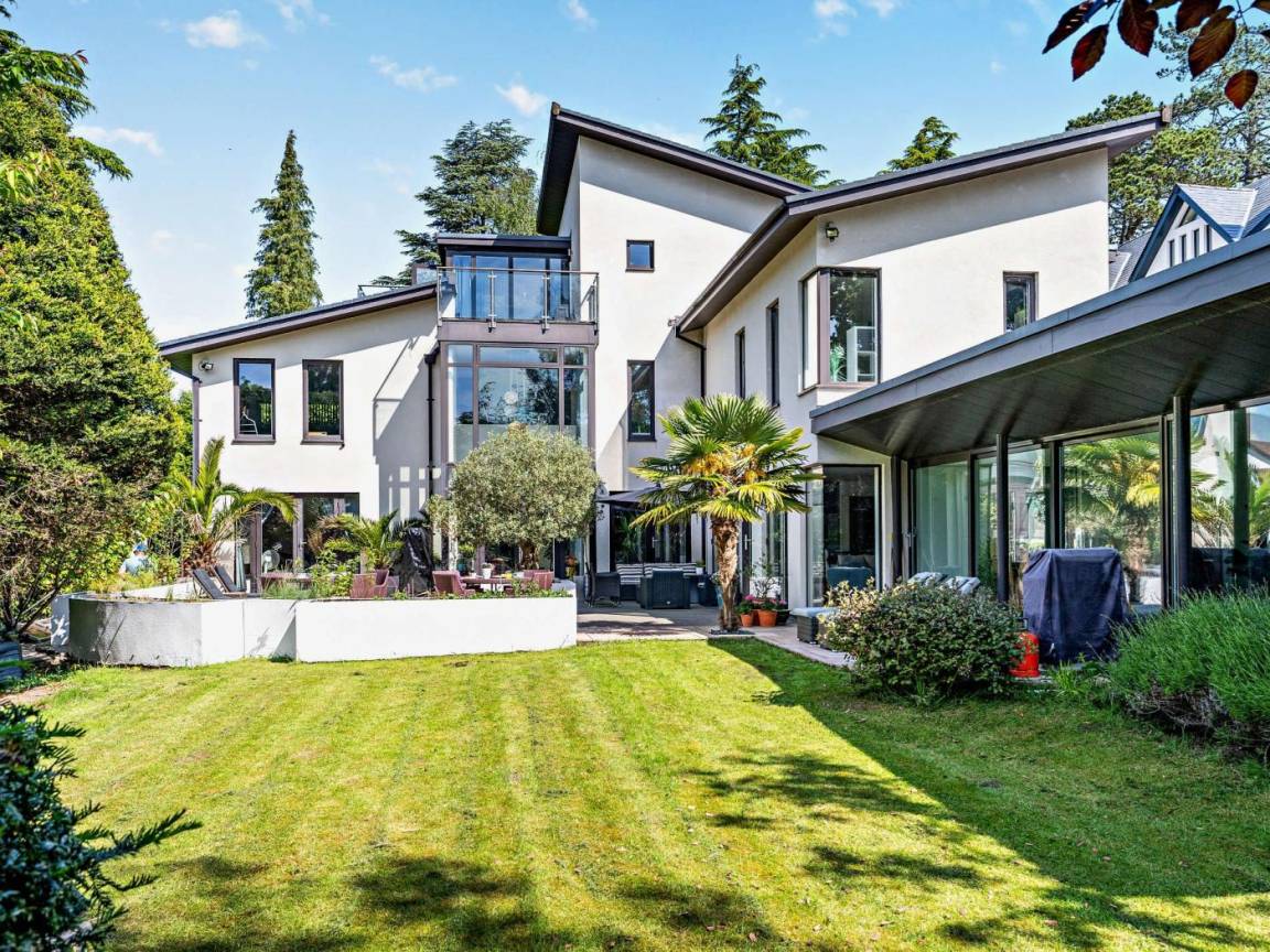 Cottage ∙ 4 Bedrooms ∙ 10 Guests - Barry