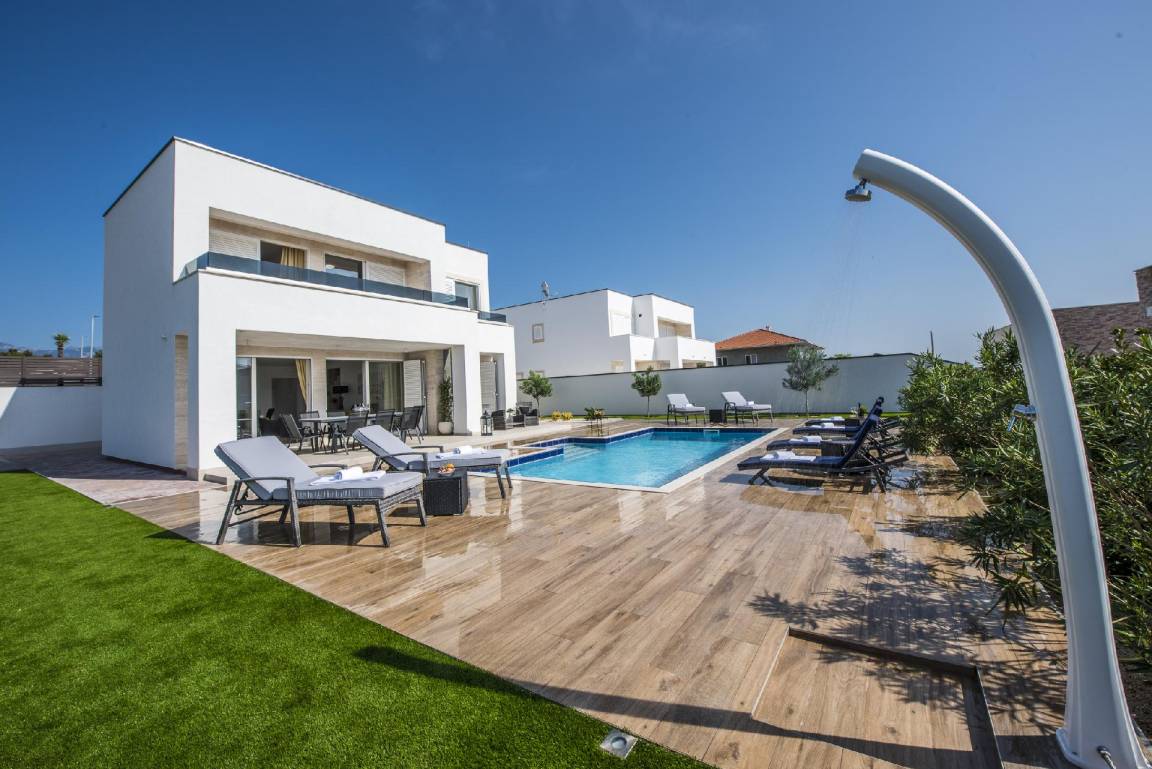 200 M² House ∙ 4 Bedrooms ∙ 10 Guests - Novalja
