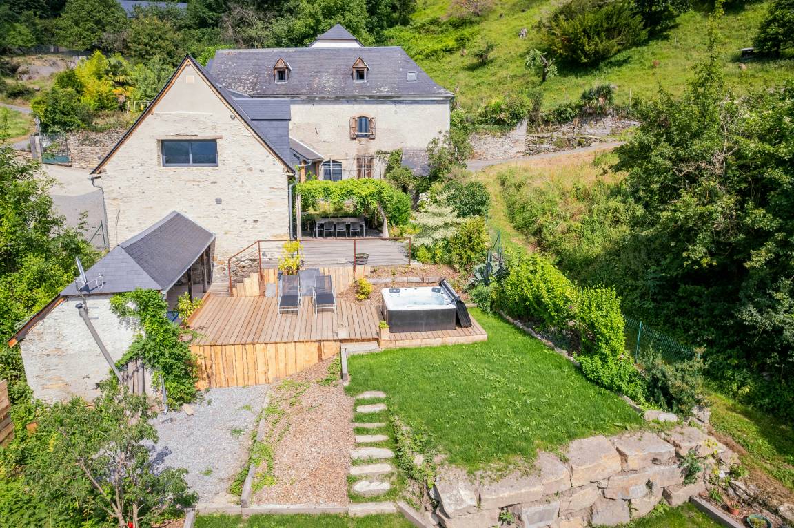 200 M² House ∙ 5 Bedrooms ∙ 13 Guests - Lourdes