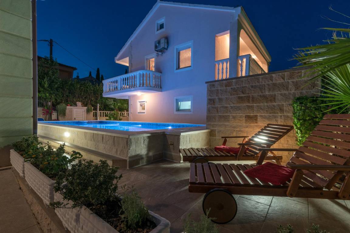 170 M² Ferienhaus ∙ 4 Schlafzimmer ∙ 9 Gäste - Okrug Gornji